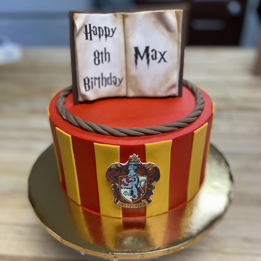Gryffindor Harry Potter Cake - Palermo Custom Cakes